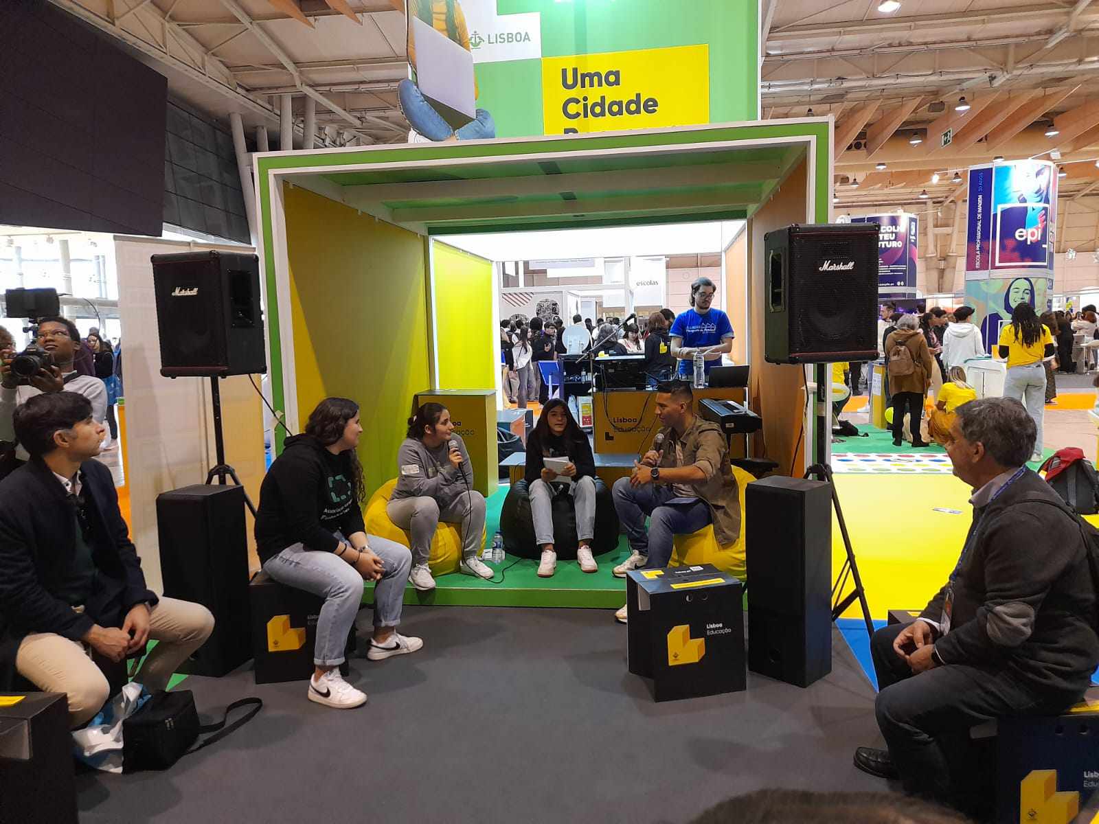 Jovens da ANFR presentes na Futurália para debater a discriminação de ...